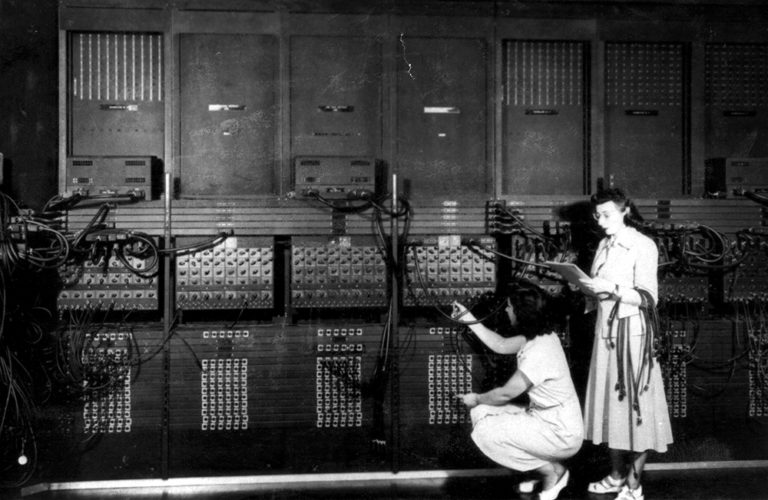 Știați? Primul computer a apărut acum 75 de ani. Cântărea 30 de tone ...