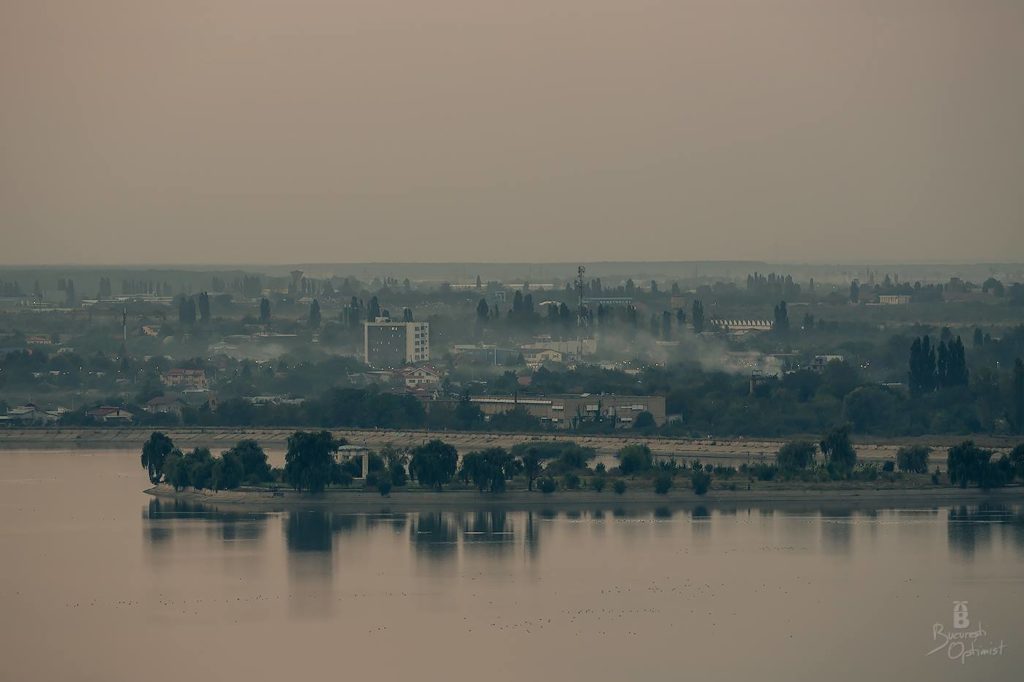 Misterul din Lacul Morii. Apa a acoperit o biserică și un cimitir ...