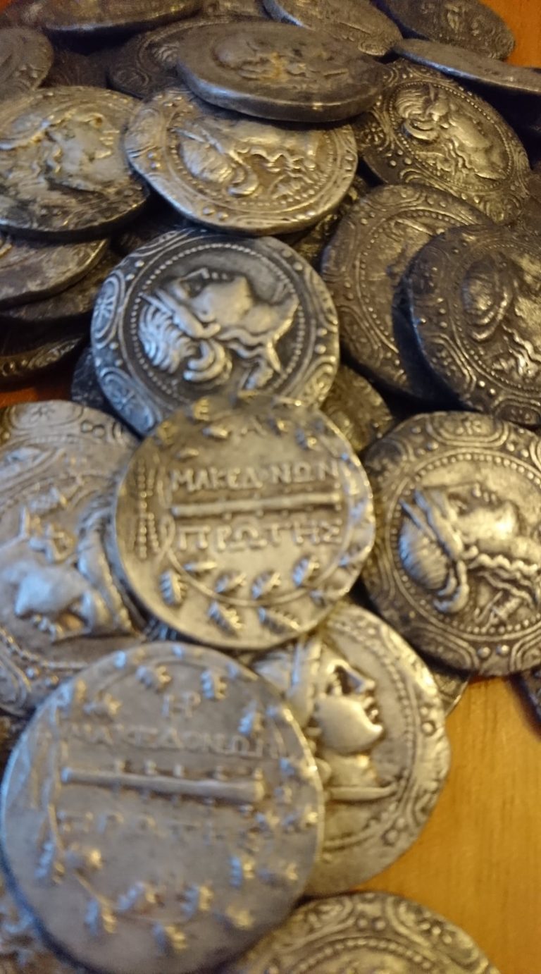 L-a lovit norocul! Un pensionar a găsit o oală cu monede antice ...