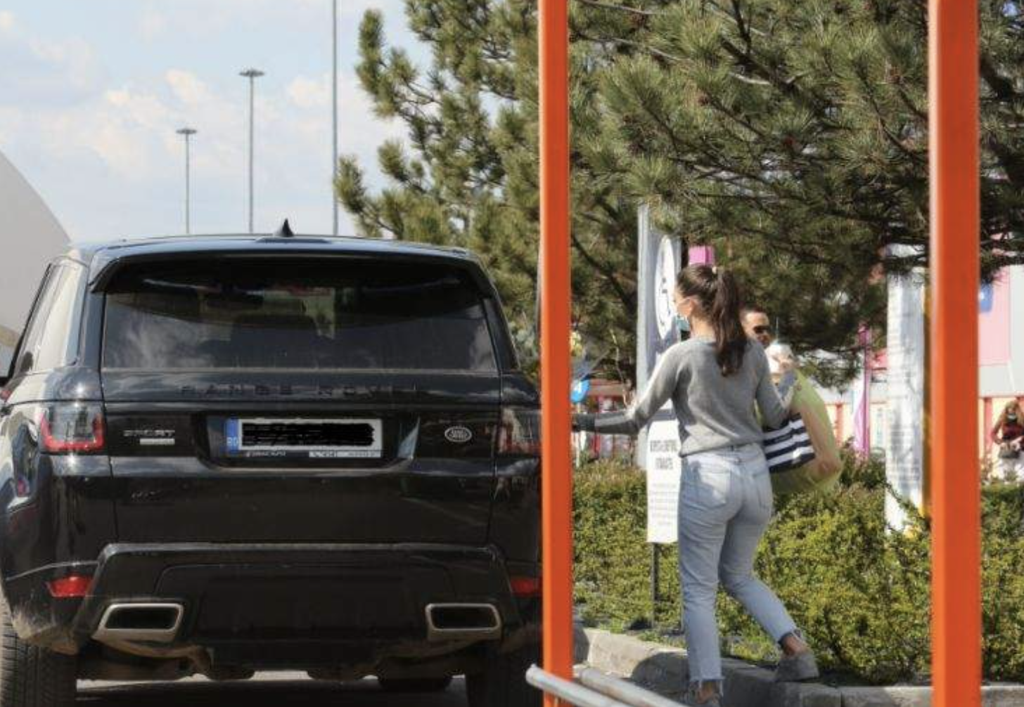 Cum merge fiica lui Gigi Becali la cumpărături. A fost surprinsă în ...