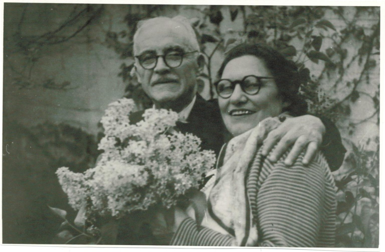 Tudor Arghezi a vândut cireşe pentru a supravieţui şi a scris pe hârtie ...