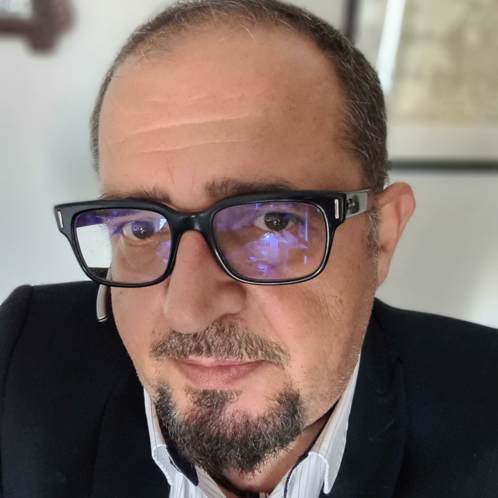 Preot lovit cu bocancii în gură și explicația care bântuie: „Decât să ...