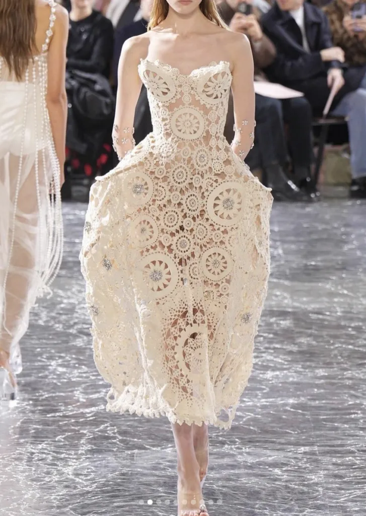 O rochie incredibilă. Macramé-urile bunicilor din România au devenit ...