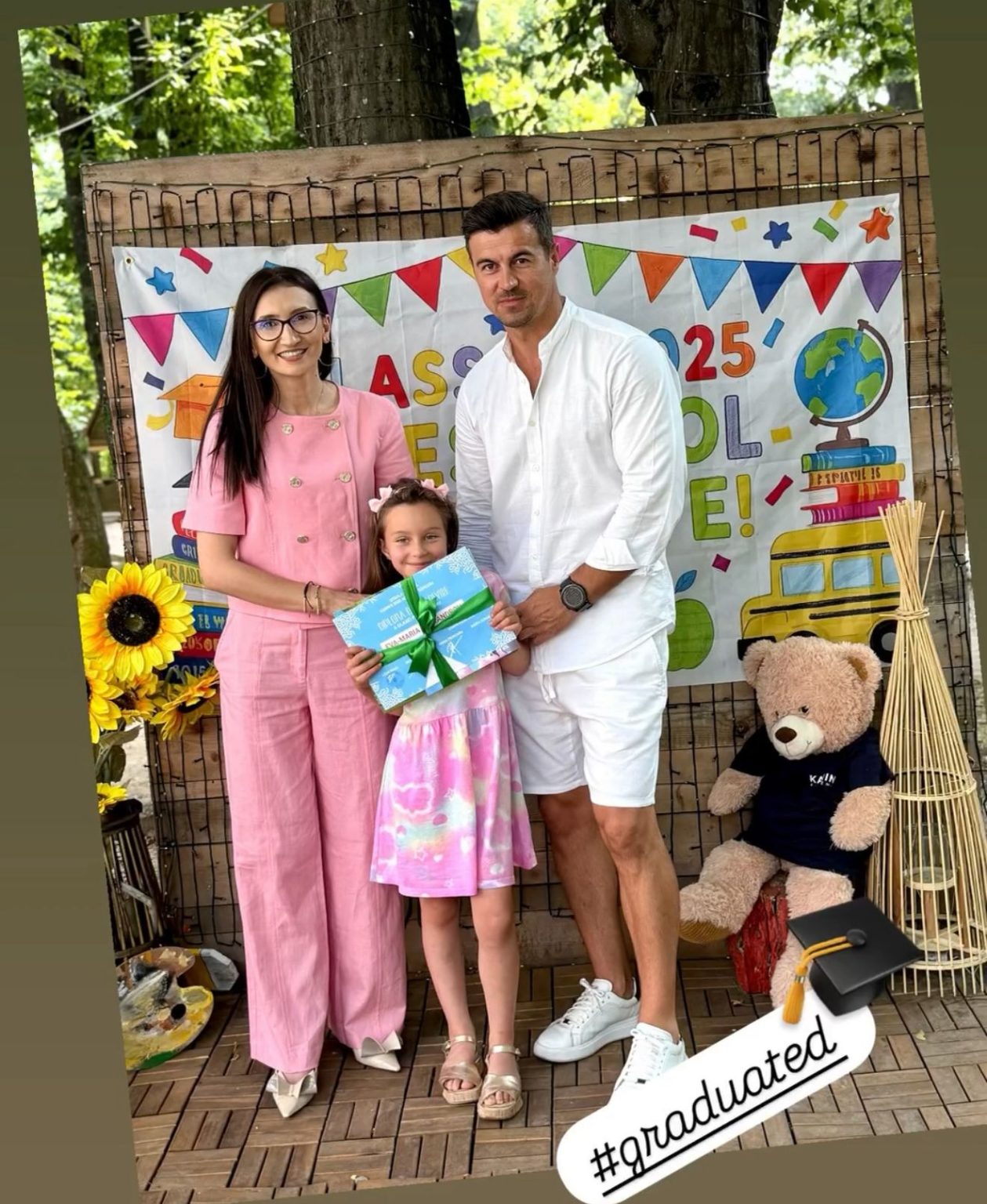 Fiica Elenei Udrea, tristă în ultima zi de școală. Cea pe care o aștepta nu a venit și nu s-a ...