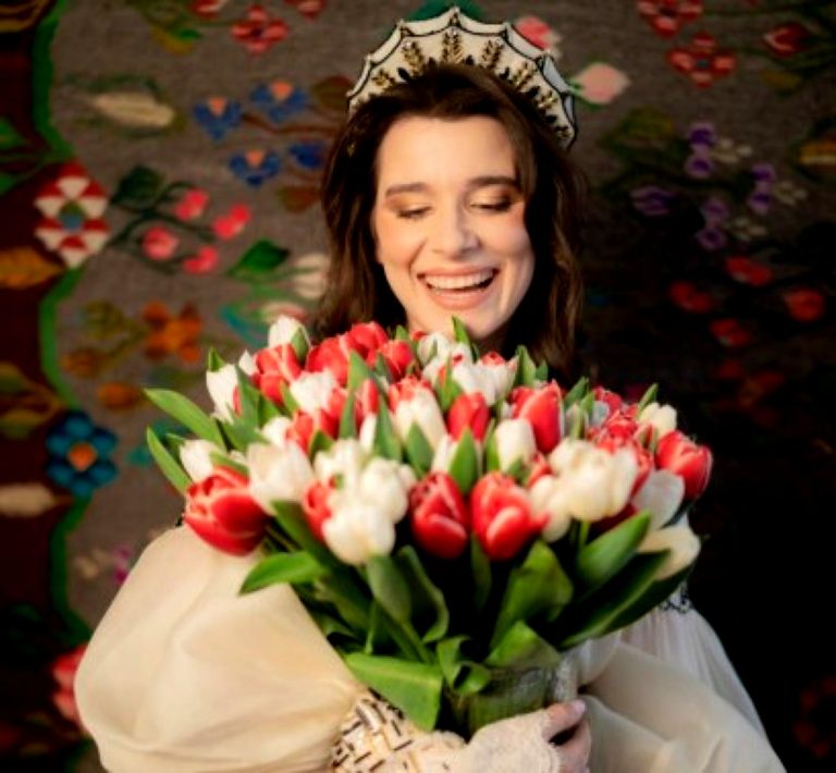 Kira Hagi, nunta anului de sfinții Petru și Pavel, la aceeași biserică ...