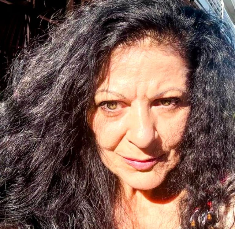 Artista Elena Cârstea, transformare radicală. Selfie în rochiță neagră ...
