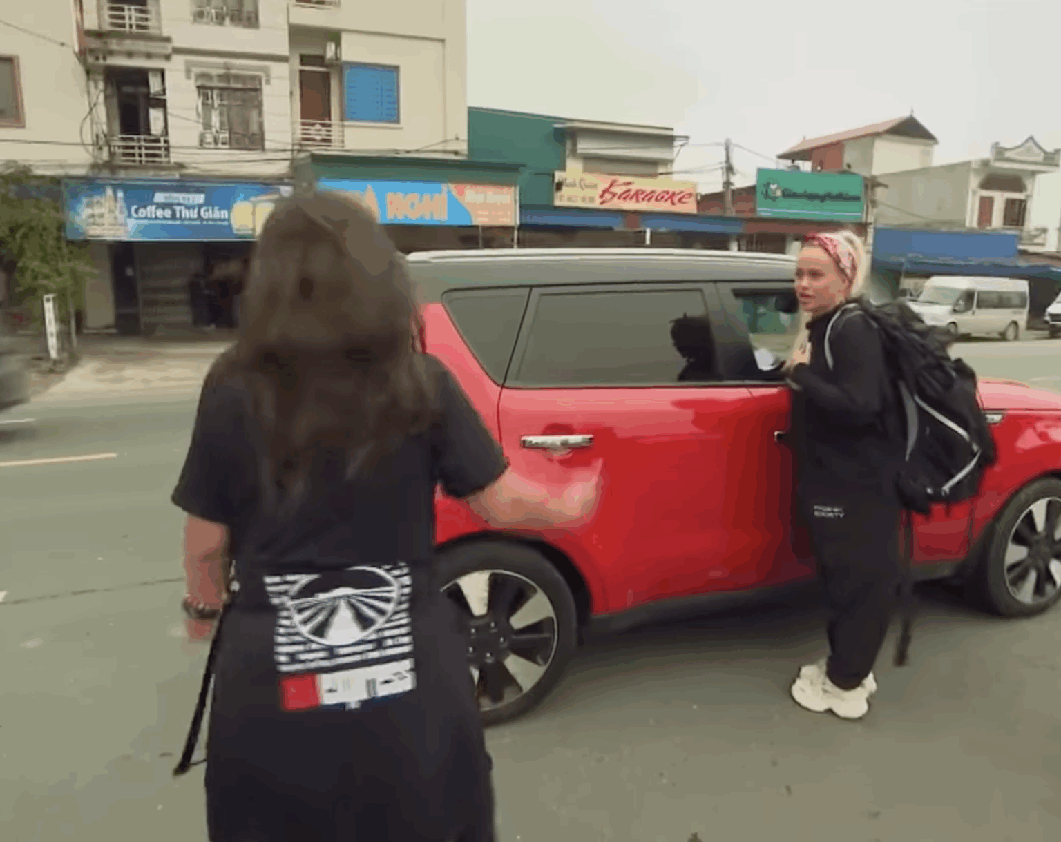 Anda Adam, la un pas de bătaie cu Mara Bănică: „Poate îi zbura o ...