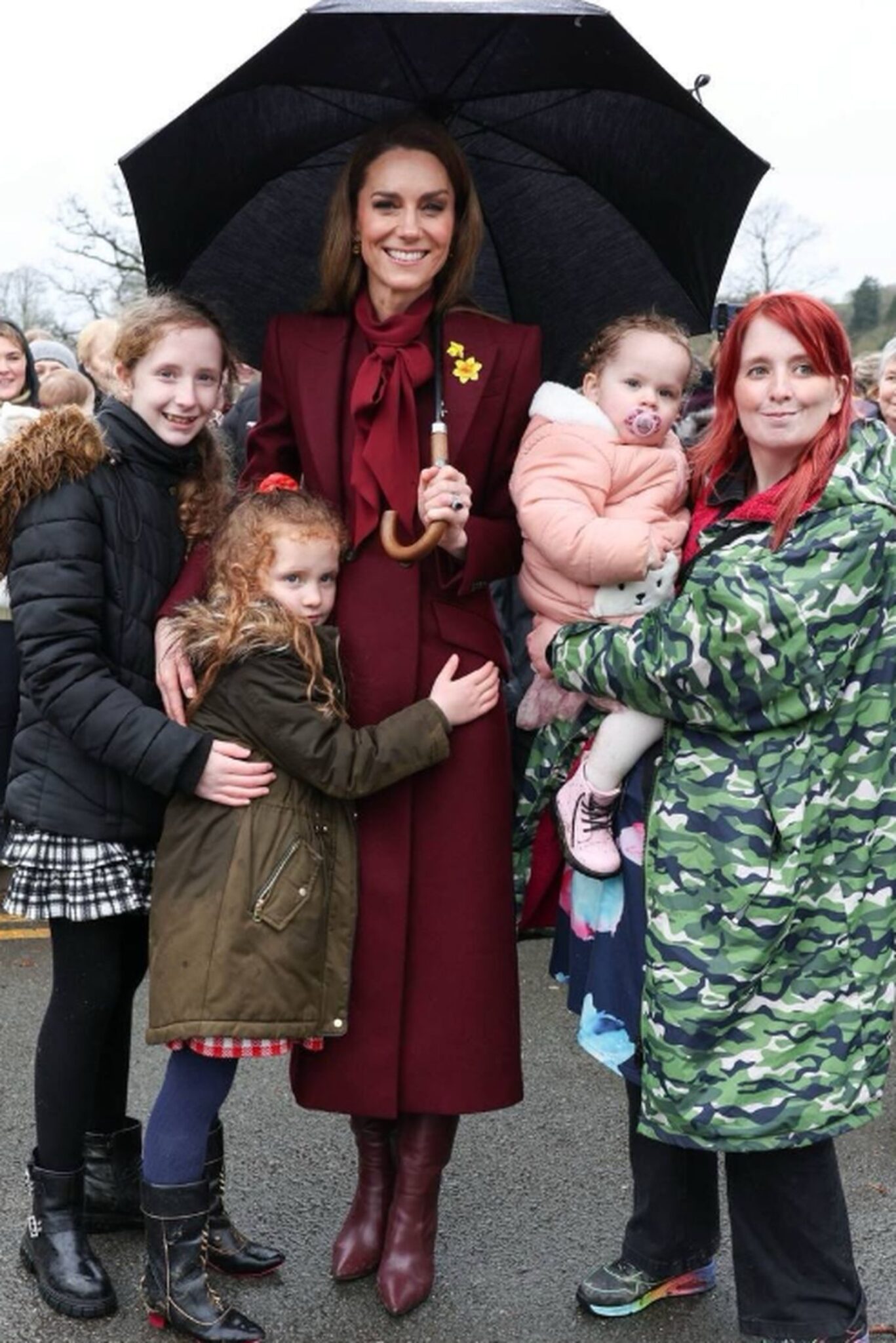 Cel mai adorabil fan al prințesei Kate Middleton. Și-a ascuns fața în ...