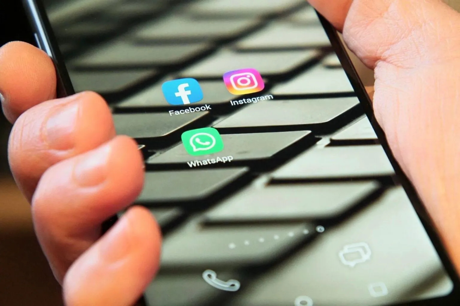 Facebook și Instagram nu mai sunt complet gratuite. Decizia luată la ...